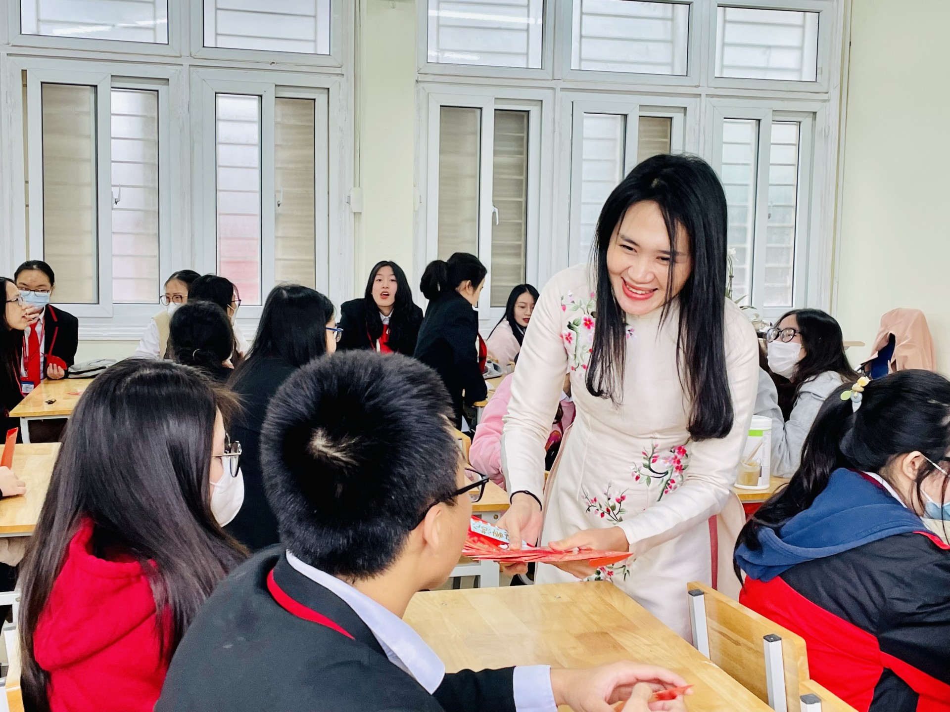 Hân hoan và rộn ràng: Ngày đầu tiên trở lại trường của thầy và trò ...